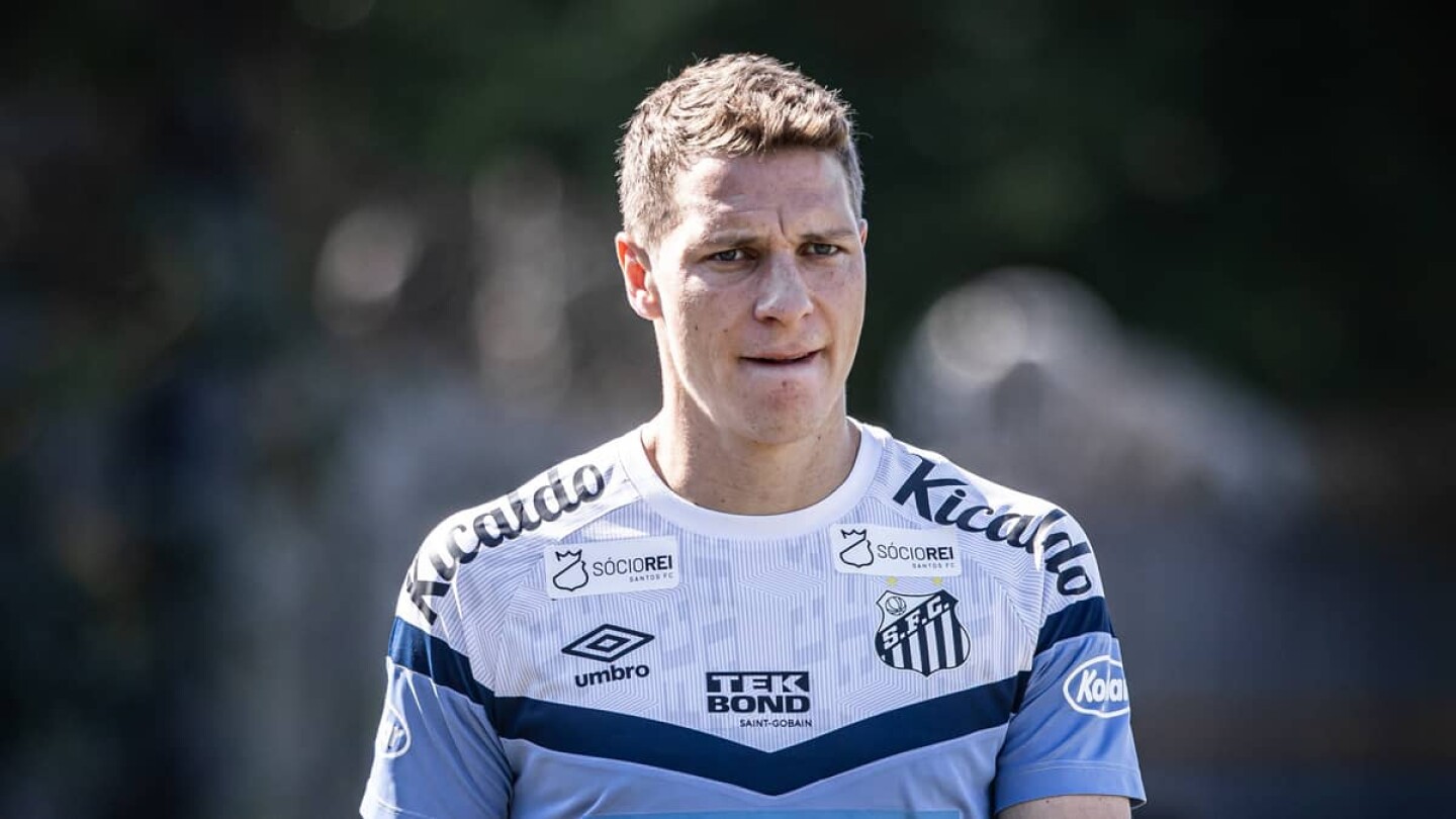 Julio Furch é reintegrado ao elenco do Santos e volta a treinar com o ...