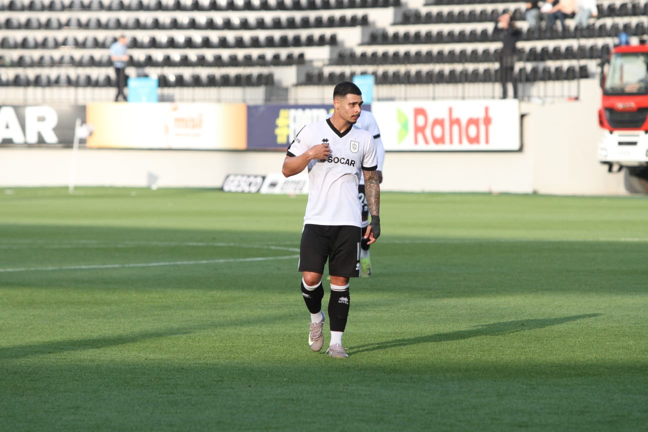 Alex Fernandes celebra 100 jogos na Europa após formação no Santos e ...